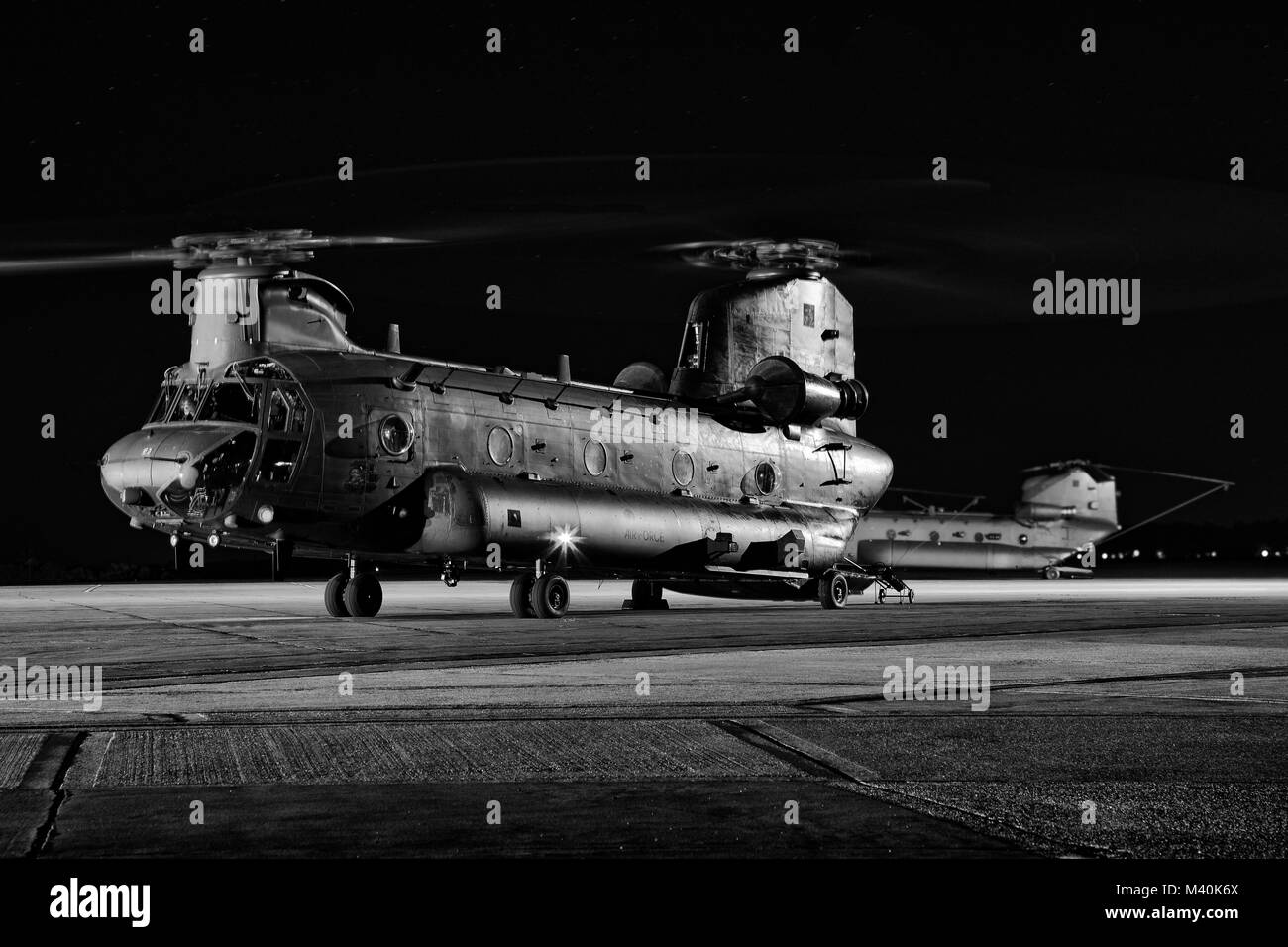 Raf chinook hc2 helicopter Black and White Stock Photos & Images - Alamy