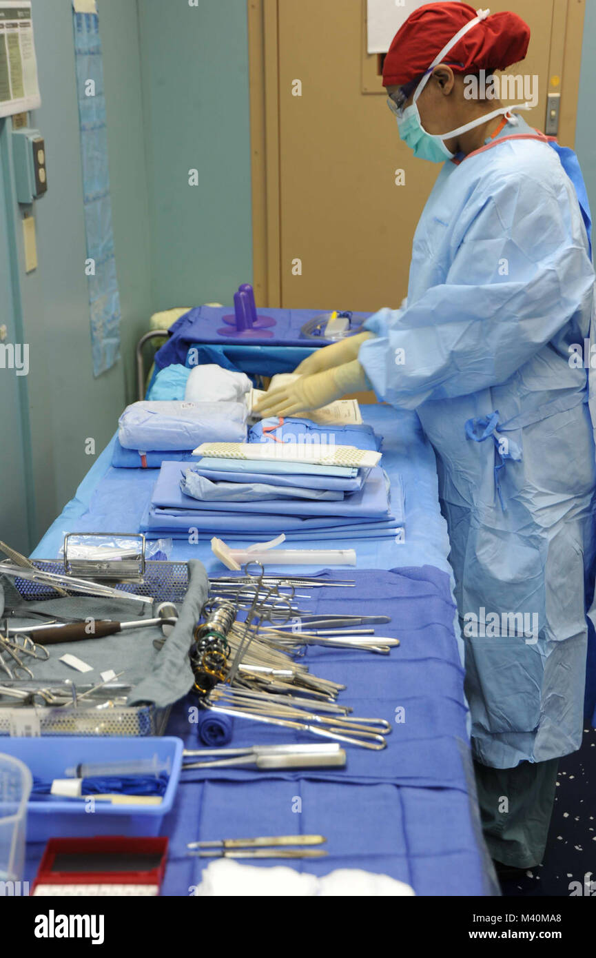 Naval ship operating room hi-res stock photography and images - Alamy