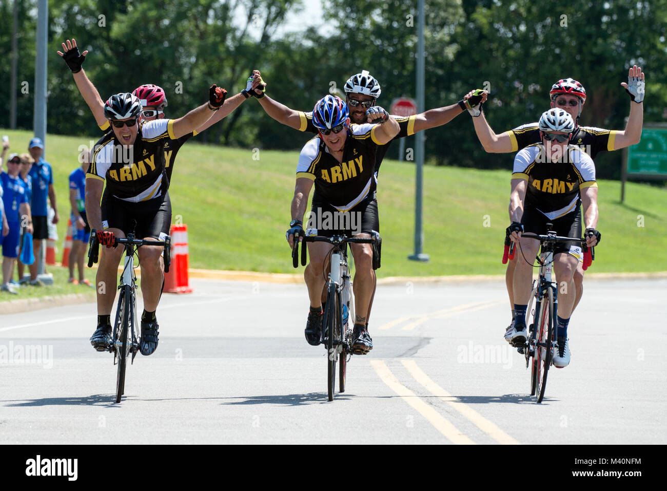 Army visually impaired cycling teams finish together to take the gold ...