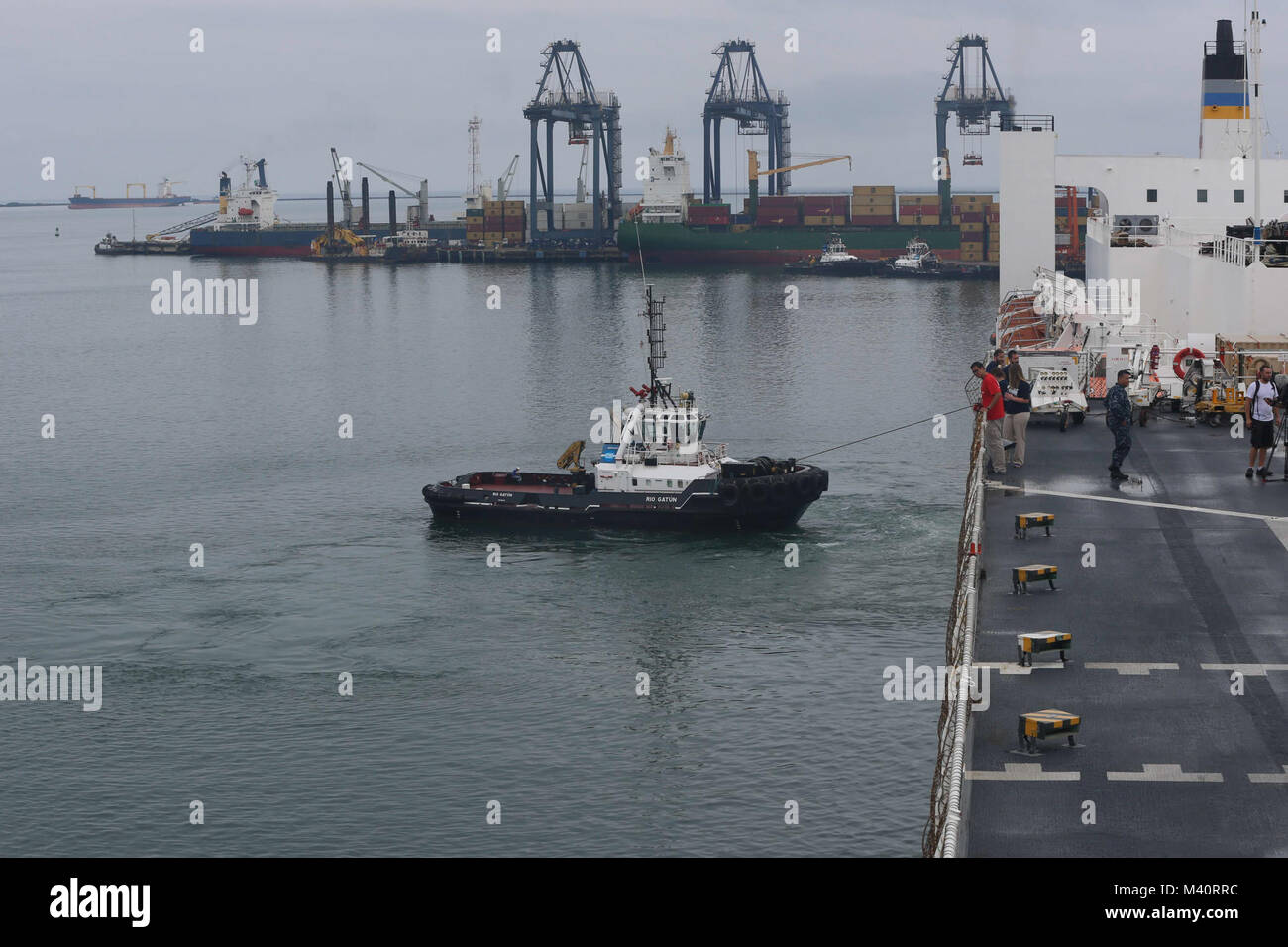 150723-A-BK746-072 COLÓN, PANAMA (July 23, 2015) A Panamanian tug boat ...