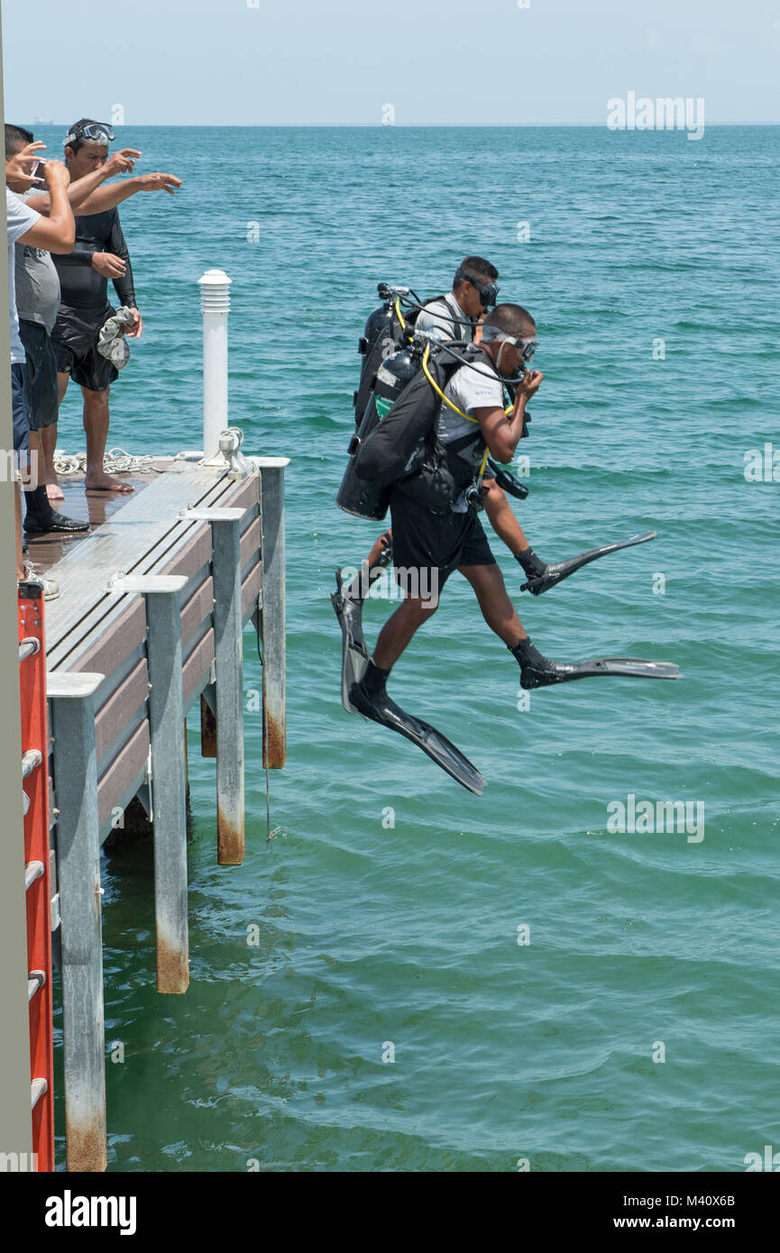 {150907-N-BJ295-251} PUERTO BARRIOS, Guatemala (Sept. 07, 2015) Two ...