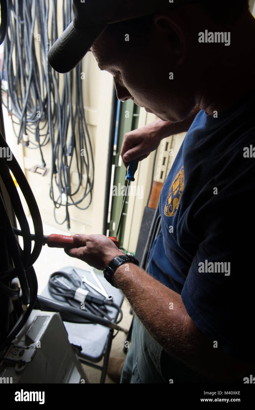 {150918-N-BJ295-116} CARTAGENA, Colombia (Sept. 18, 2015) Navy Diver ...