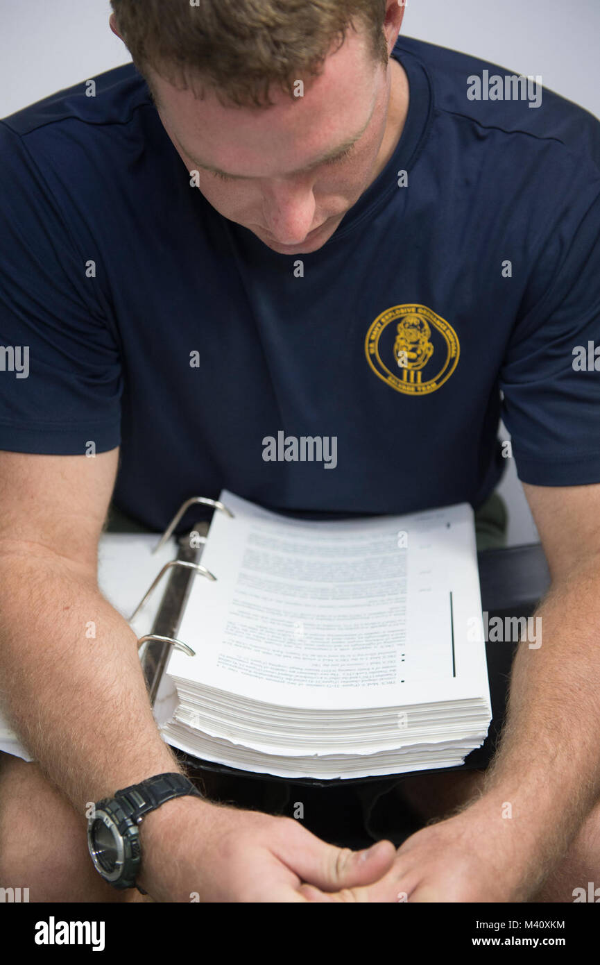 {150918-N-BJ295-213} CARTAGENA, Colombia (Sept. 18, 2015) Navy Diver ...