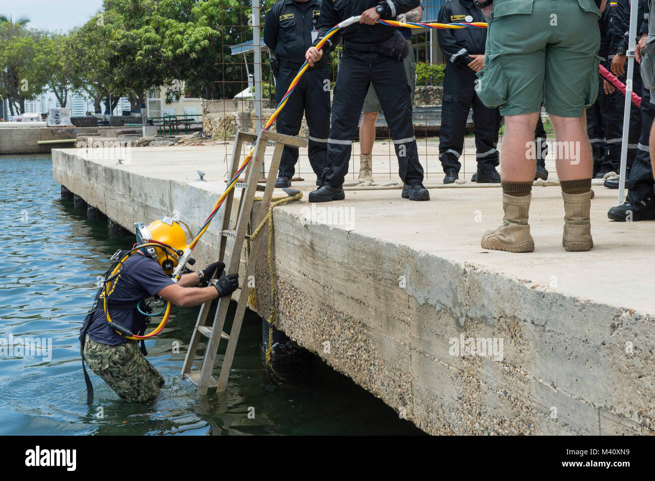 {150921-N-BJ295-129} CARTAGENA, Colombia (Sept. 21, 2015) Navy Diver ...