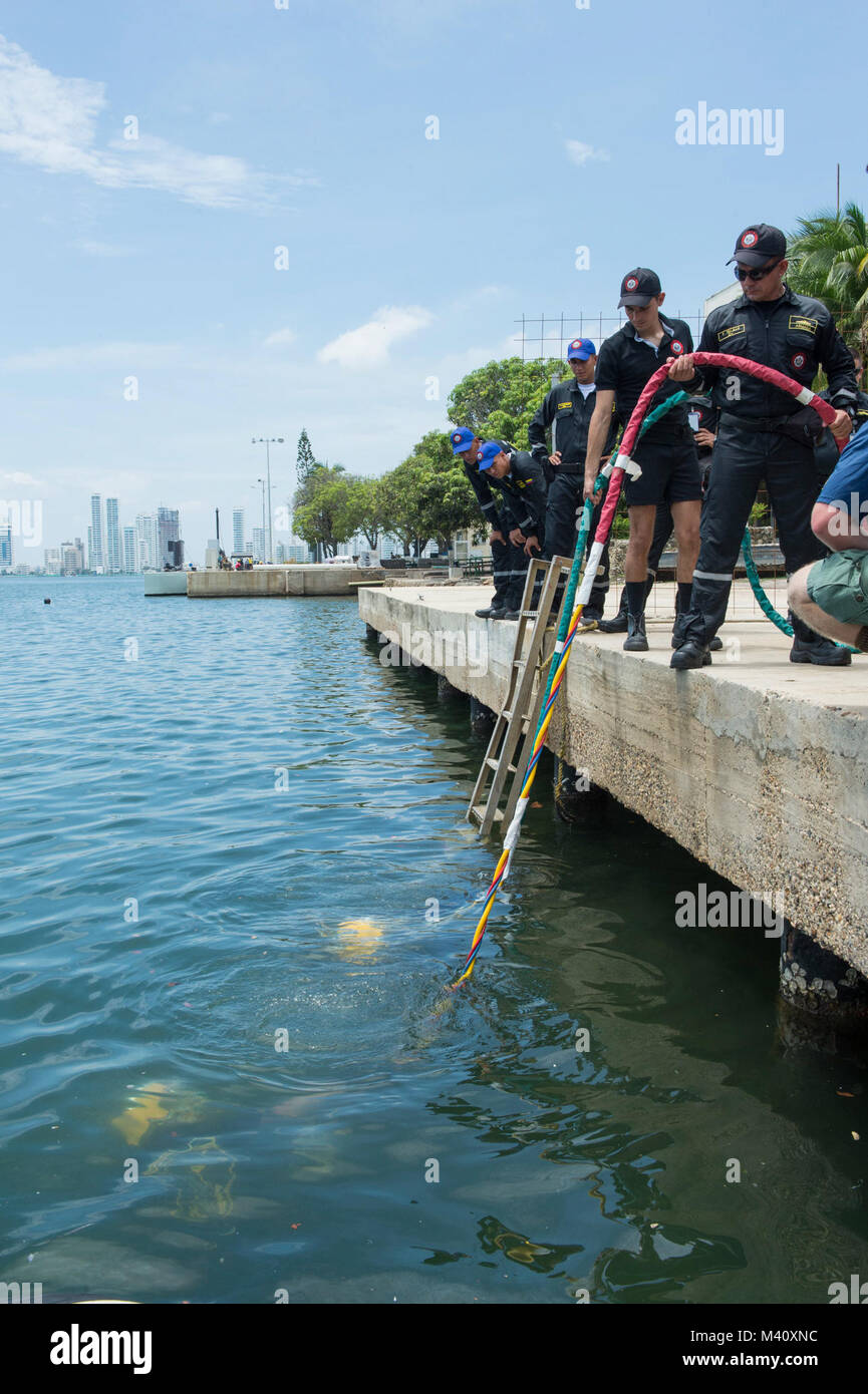 {150921-N-BJ295-156} CARTAGENA, Colombia (Sept. 21, 2015) Navy Diver ...