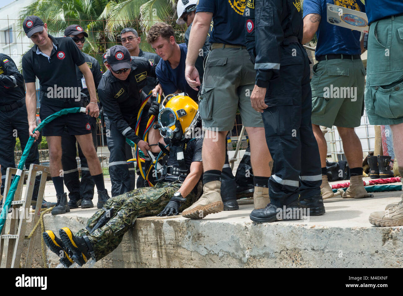 {150921-N-BJ295-199} CARTAGENA, Colombia (Sept. 21, 2015) Navy Diver ...