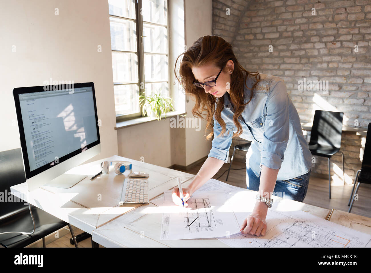 Office worker hi-res stock photography and images - Alamy