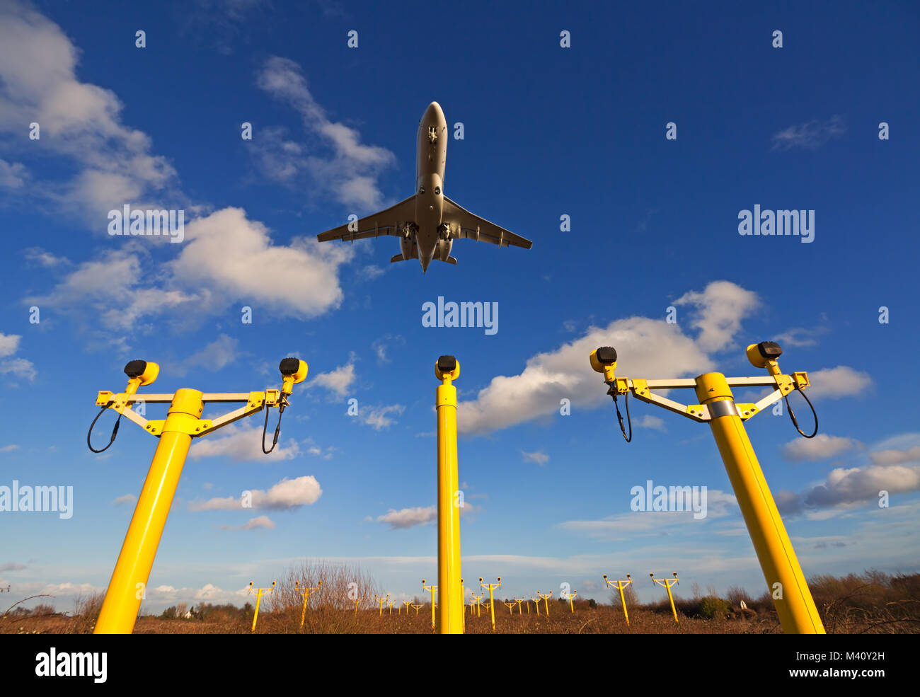 Runway approach lighting hi-res stock photography and images - Alamy