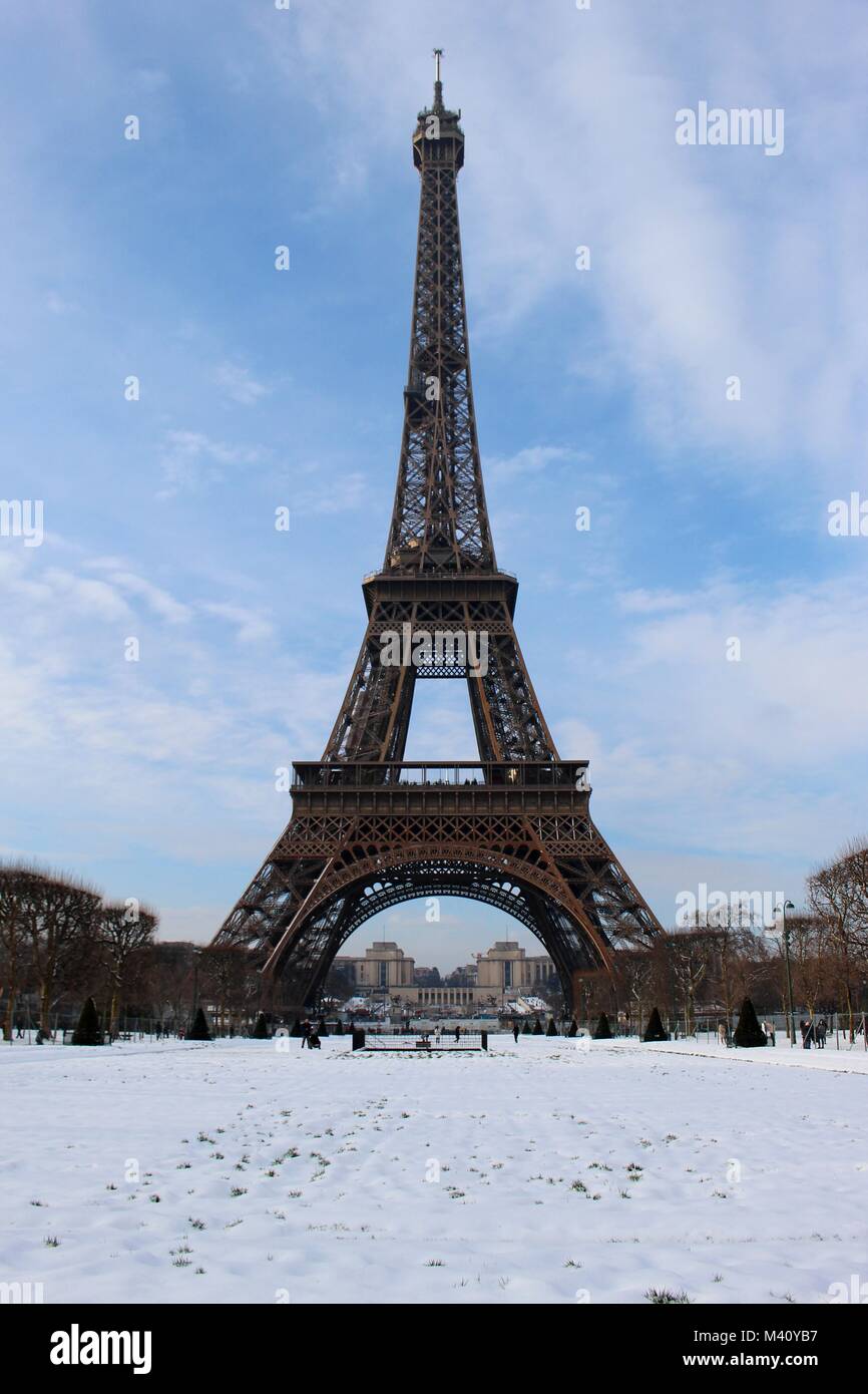 Snow eiffel tower hi-res stock photography and images - Alamy