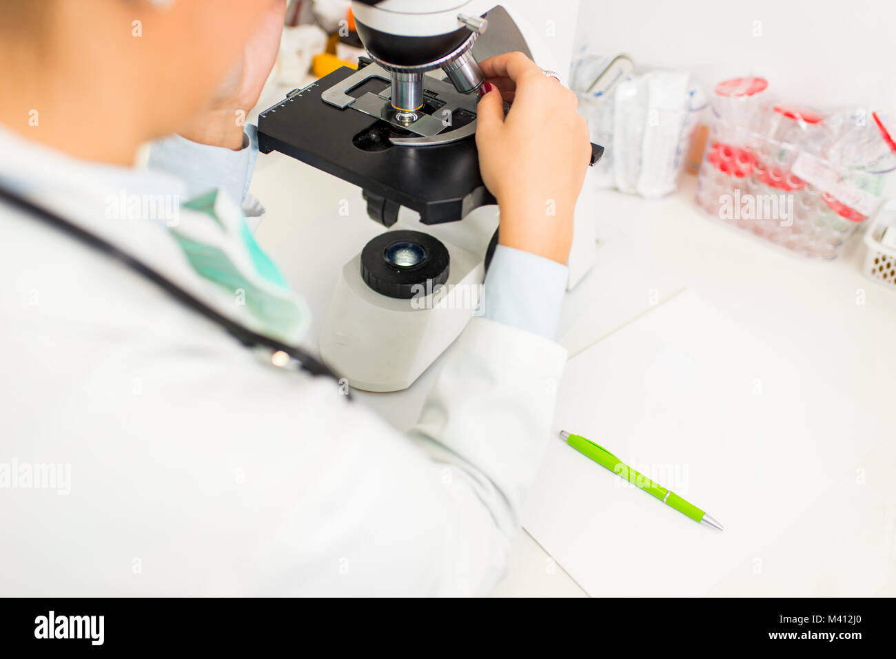 Doctor using a microscope hi-res stock photography and images - Alamy