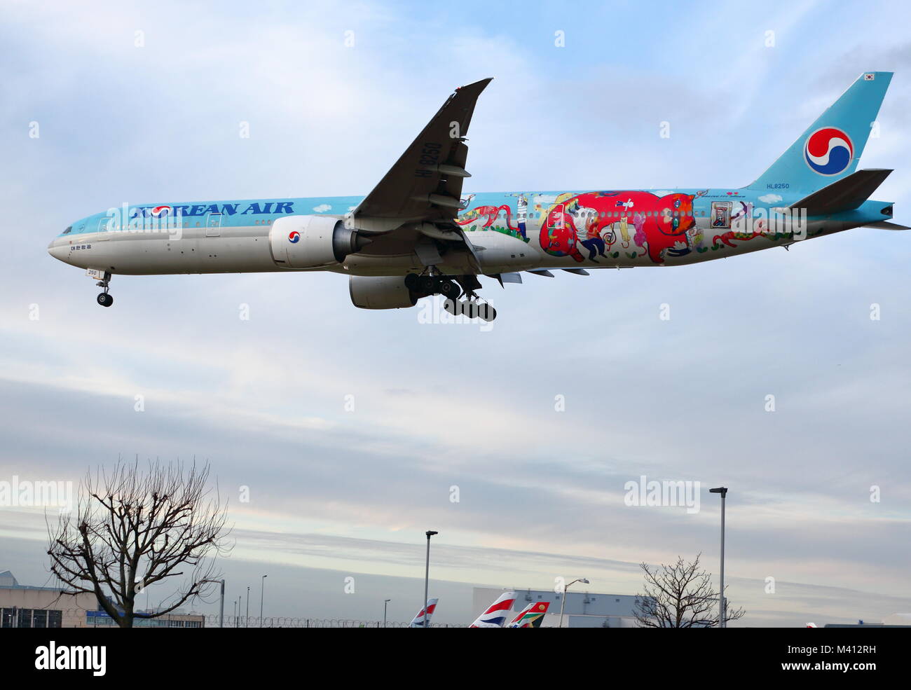 Korean Air Boeing 777 HL8250 landing at London Heathrow Airport, UK ...