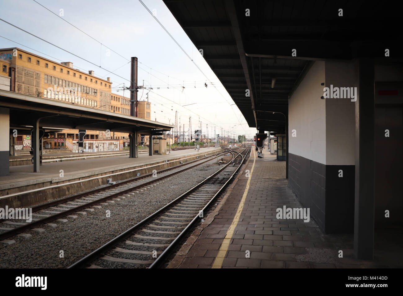 Empty train station hi-res stock photography and images - Alamy