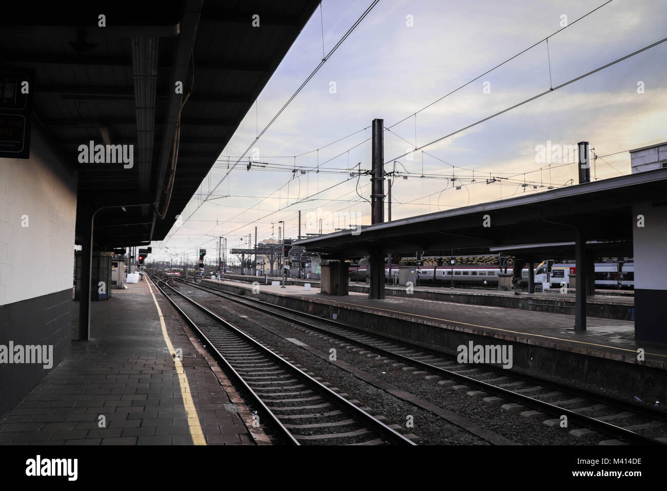 Empty train station hi-res stock photography and images - Alamy