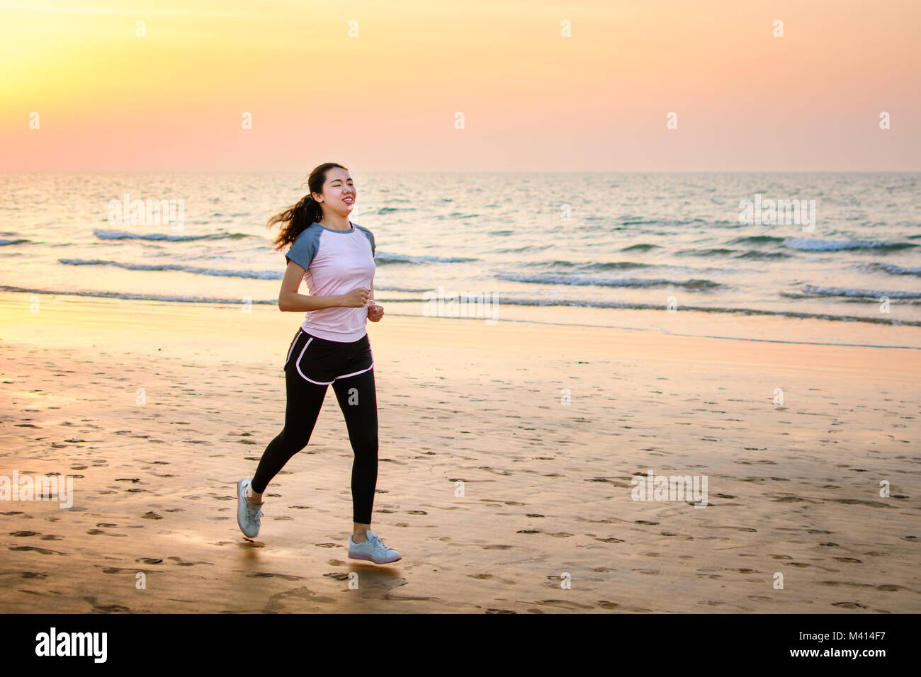 Female lifestyle beach hi-res stock photography and images - Alamy