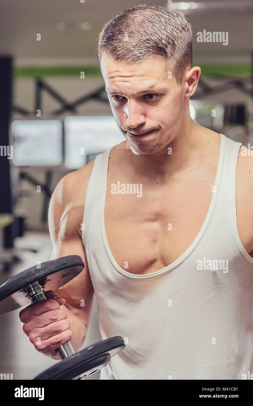 Young man in the gym powerlifting Stock Photo - Alamy