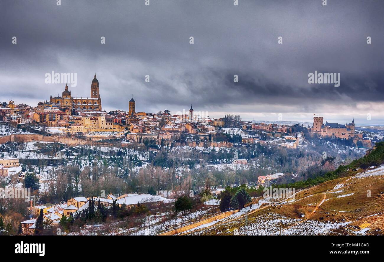 Alcazar castle segovia spain snow hi-res stock photography and images ...