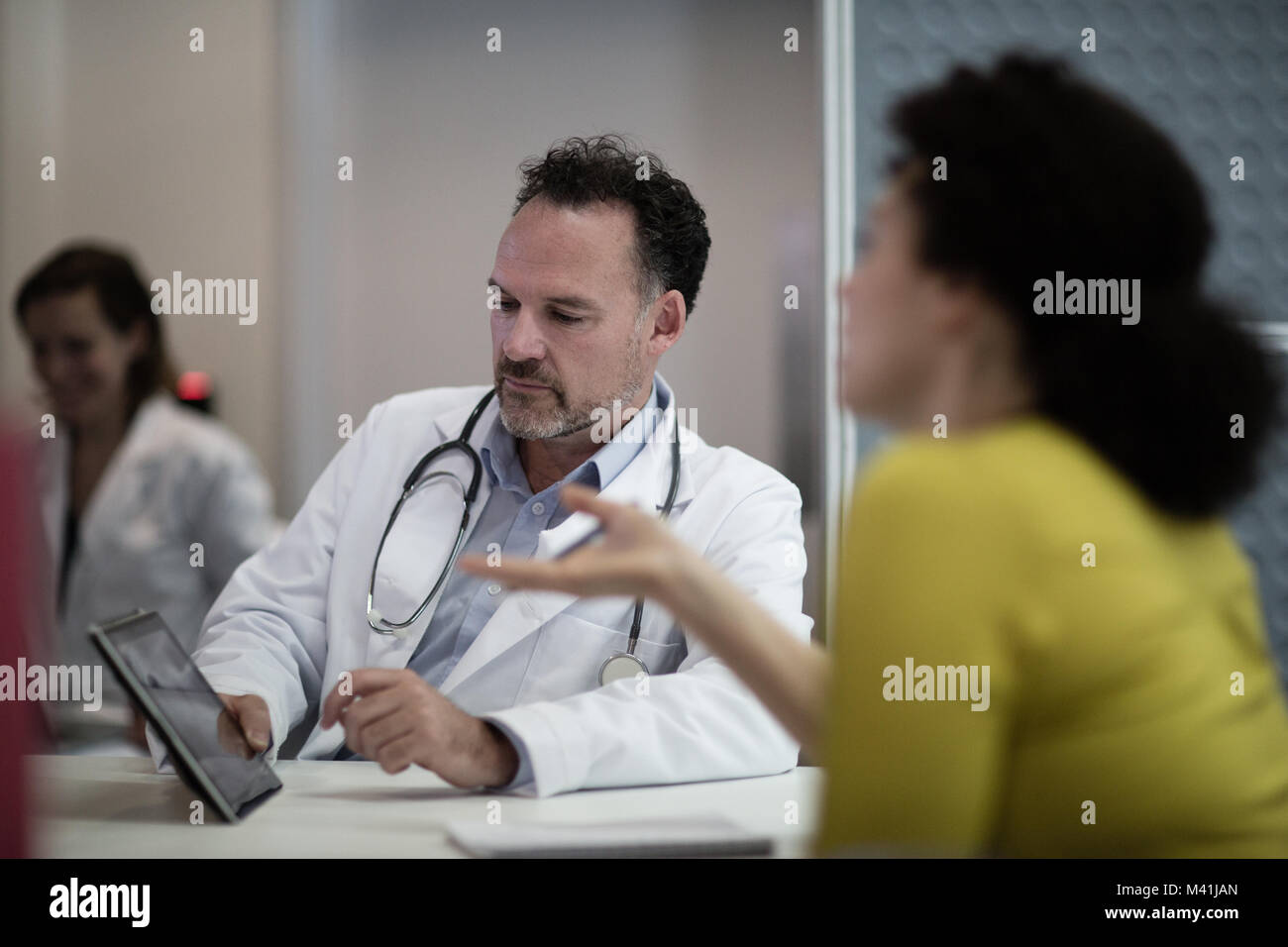 Medical Doctors discussing patient treatment together Stock Photo - Alamy