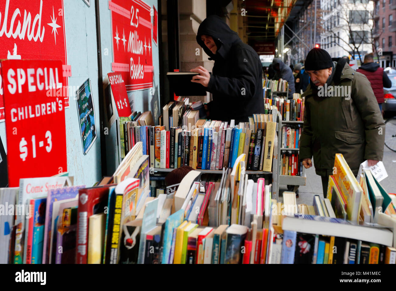 People browsing books outside bookstore hi-res stock photography and ...