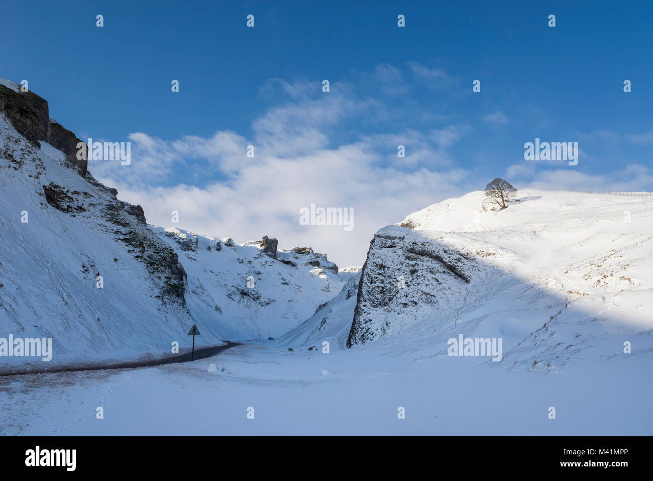 Winnats Pass in winter, Castleton, Peak District, Derbyshire, England ...
