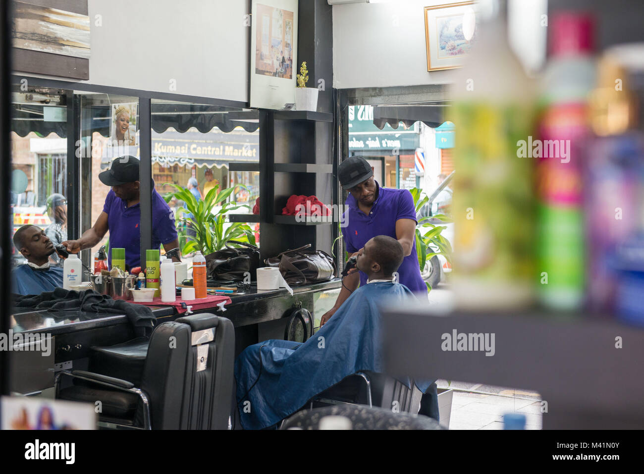 London barber shop hi-res stock photography and images - Alamy