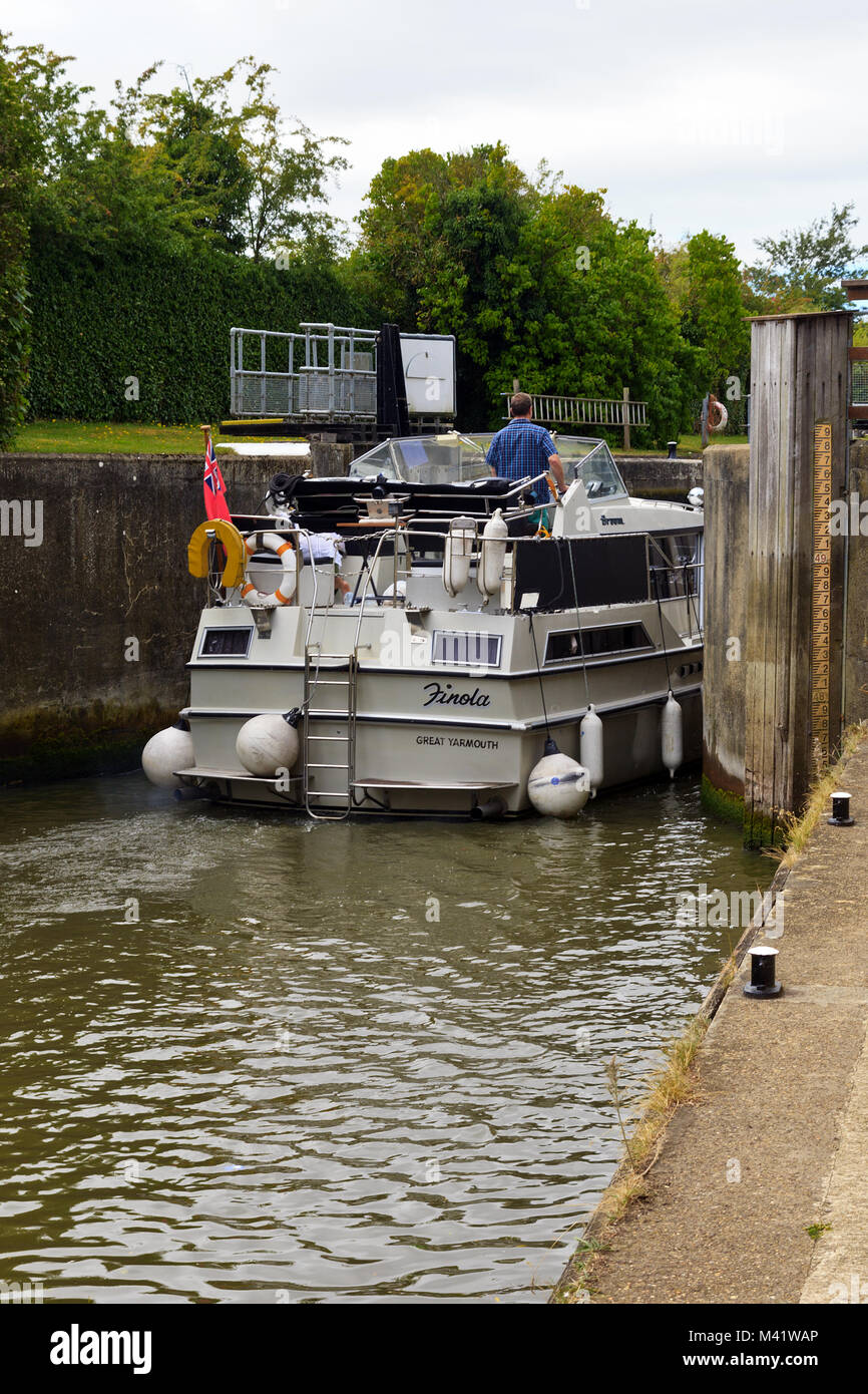 Boat entering Culham Lock on the River Thames Oxfordshire Stock Photo ...