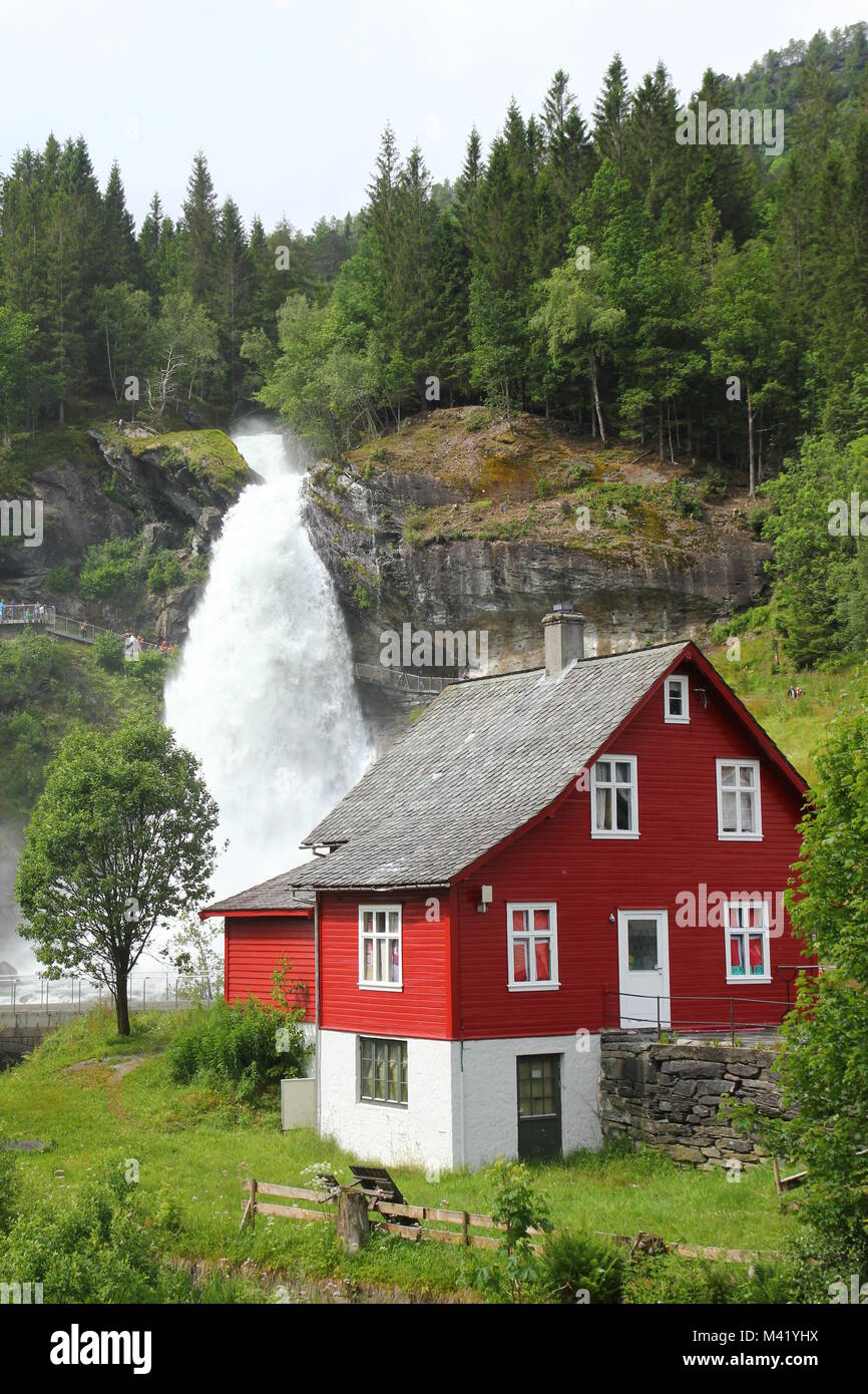 Traditional red house hi-res stock photography and images - Alamy