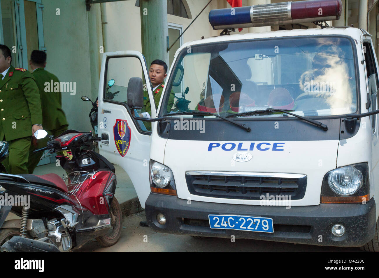 Policía vietnam hi-res stock photography and images - Alamy