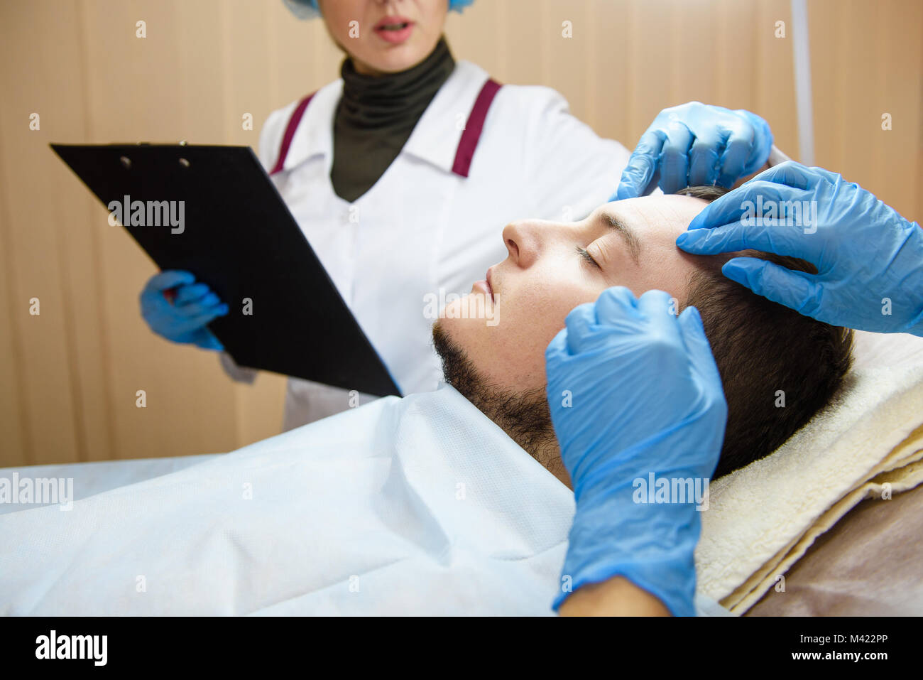 Patient doctors face to face hi-res stock photography and images - Alamy