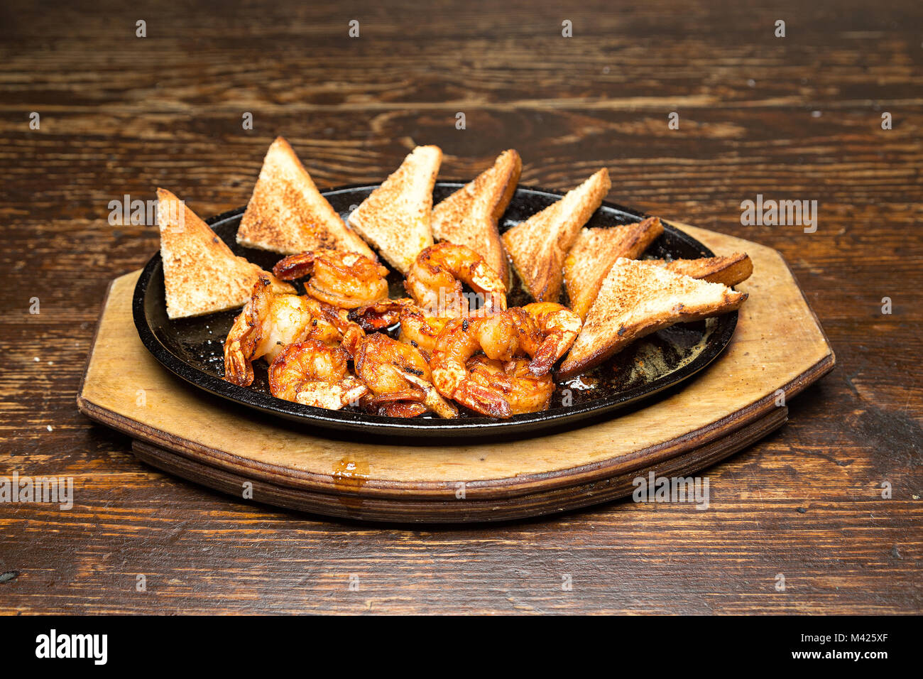 prawns grilled with toast in a skillet, seafood restaurant Stock Photo ...
