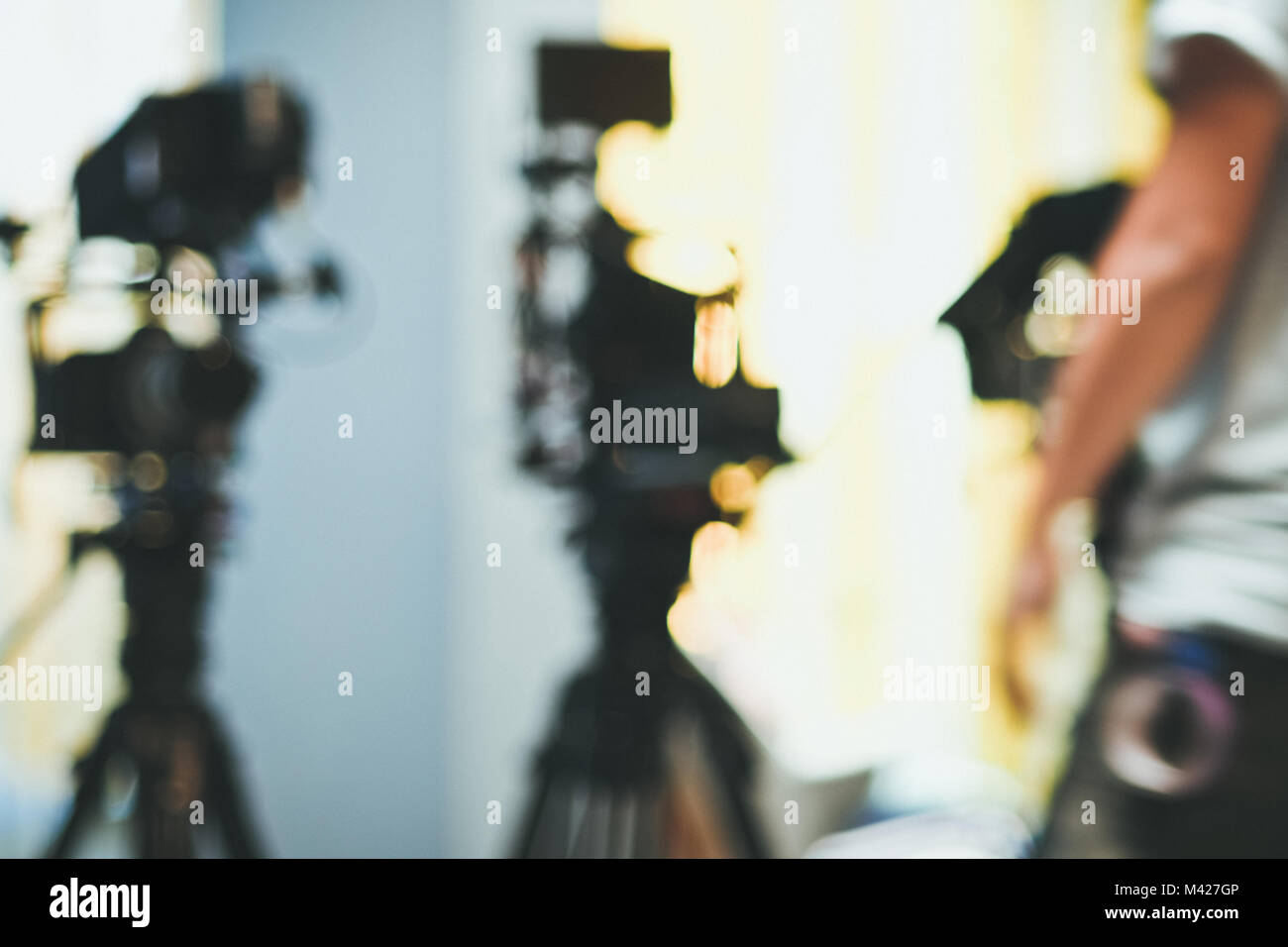 Behind scenes tv studio lights hi-res stock photography and images - Alamy