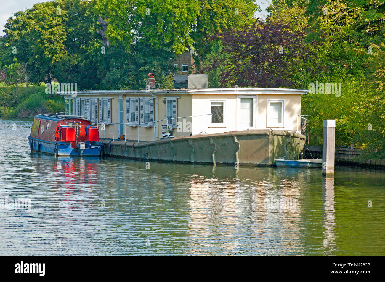 Hampton, East Molesey, River Thames, House Boat, Surrey, England Stock ...