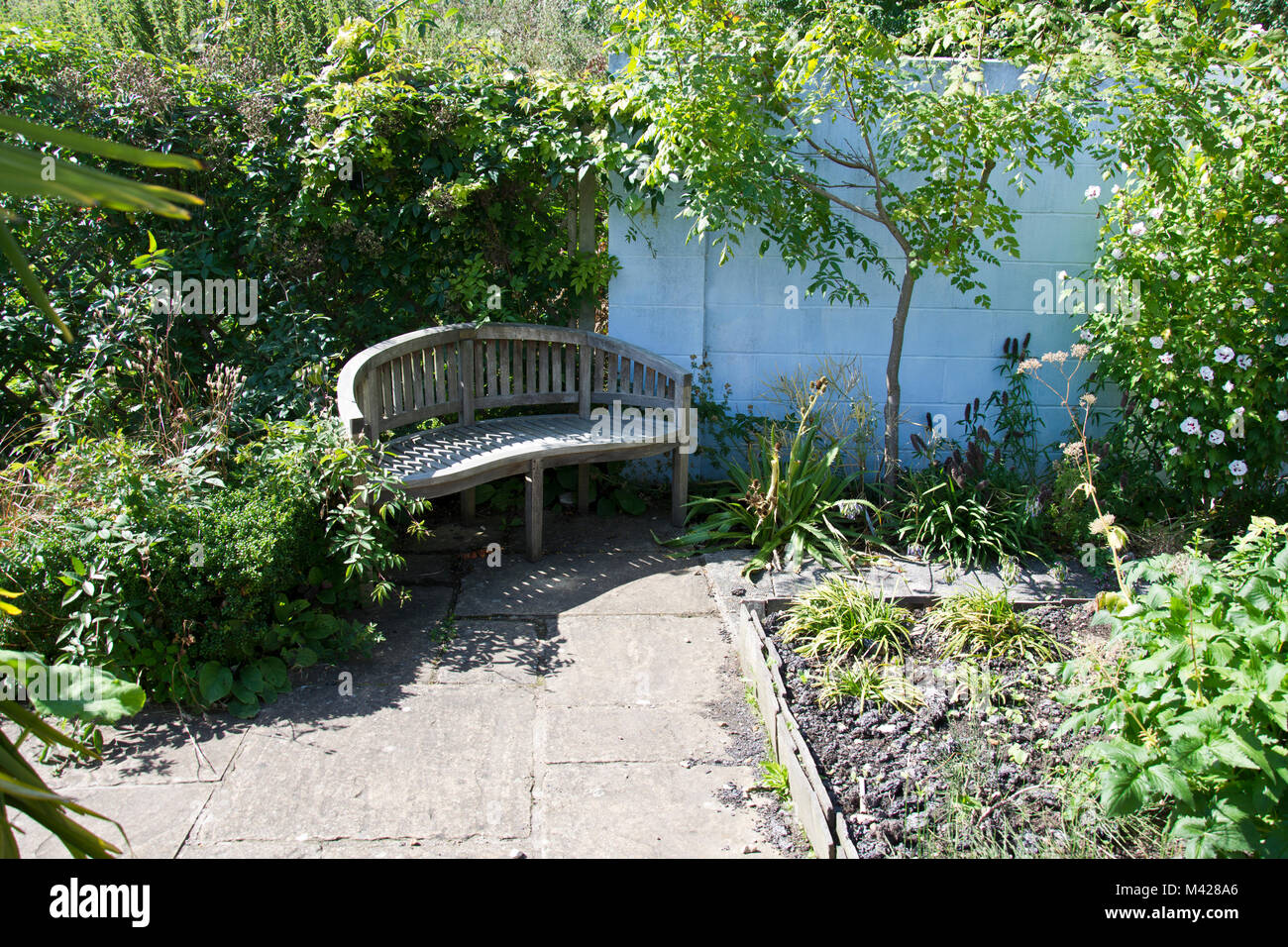 Empty garden border hi-res stock photography and images - Alamy