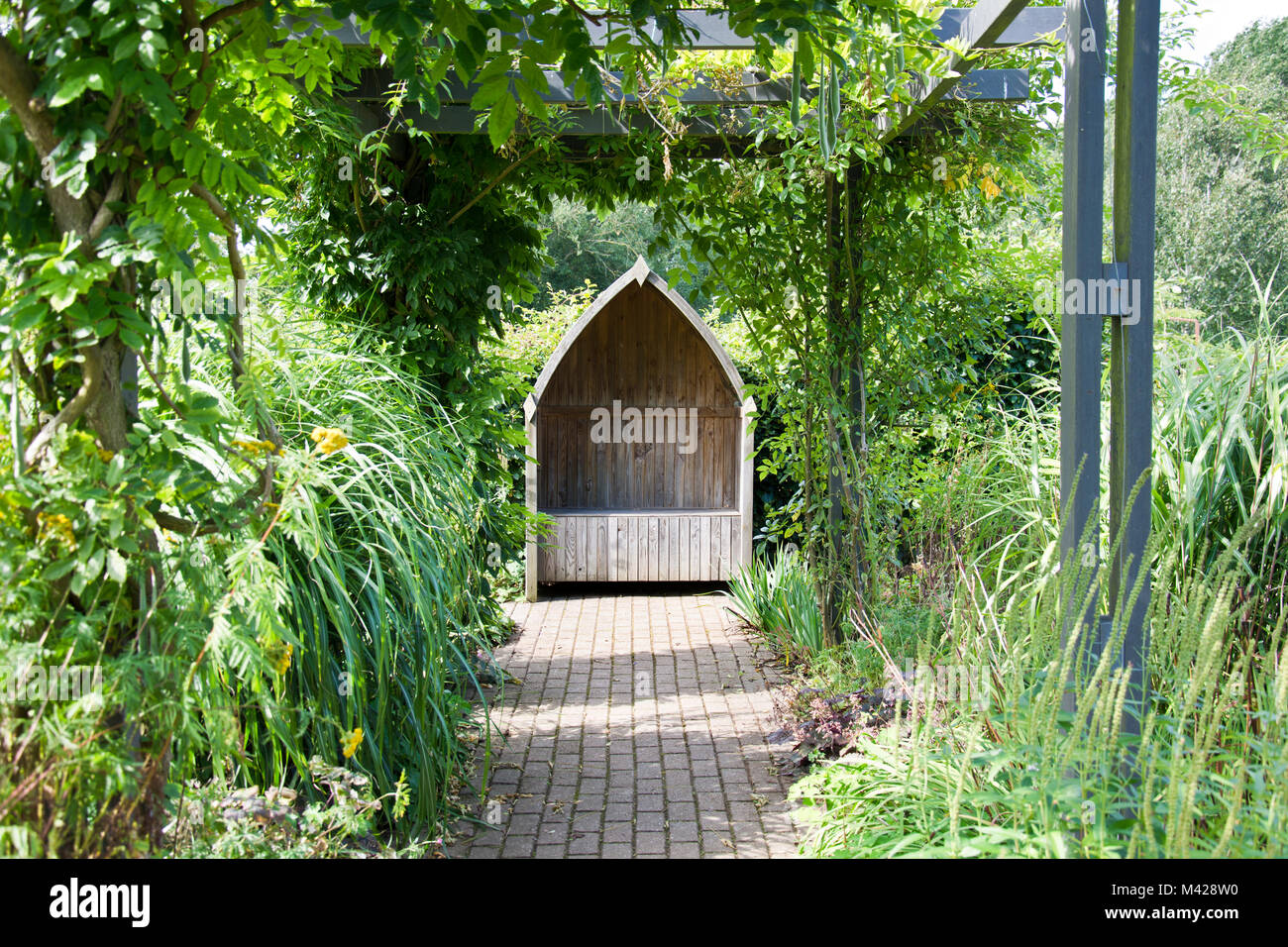 Empty garden hi-res stock photography and images - Alamy