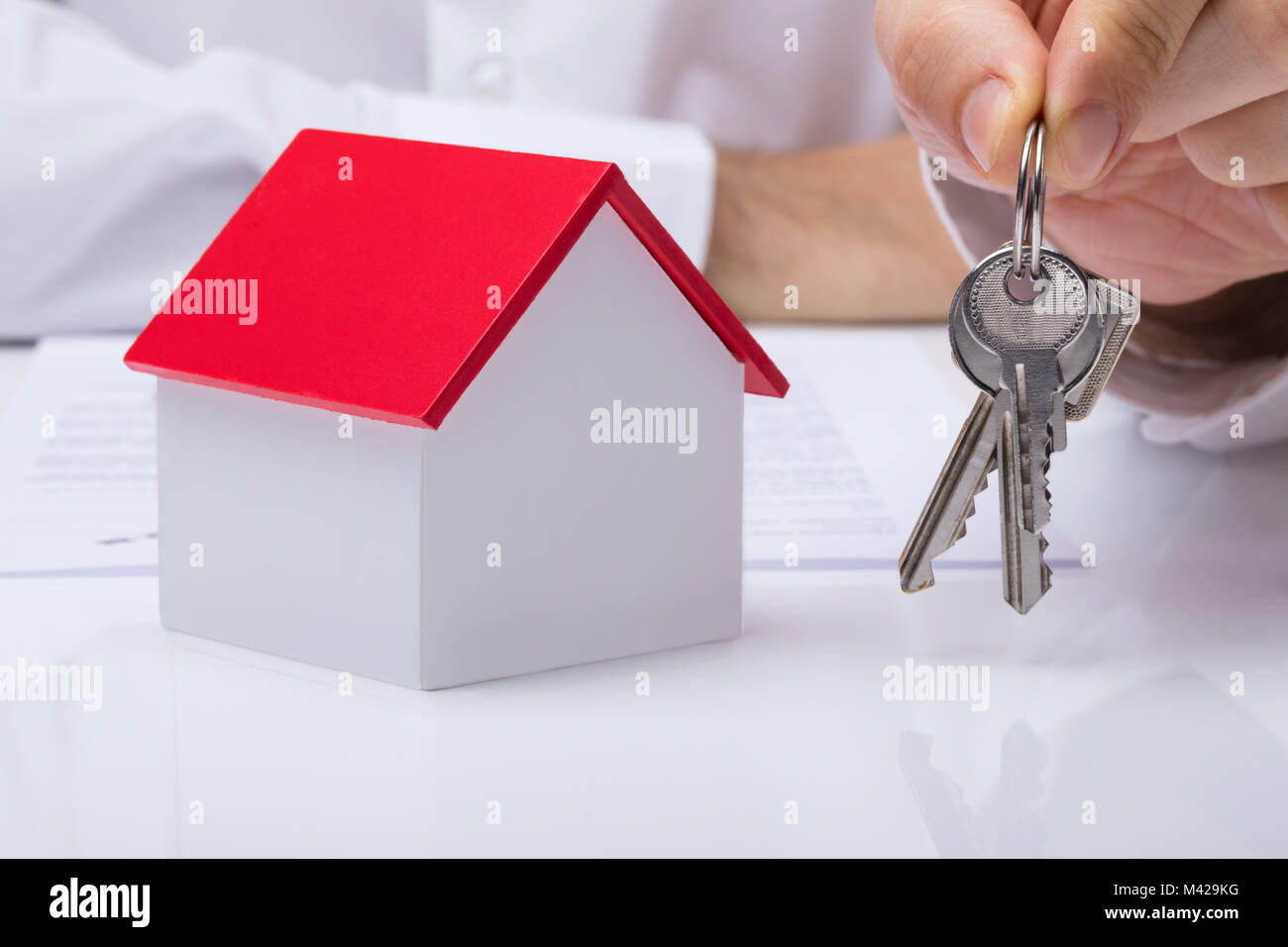 Hand holding house keys hi-res stock photography and images - Alamy