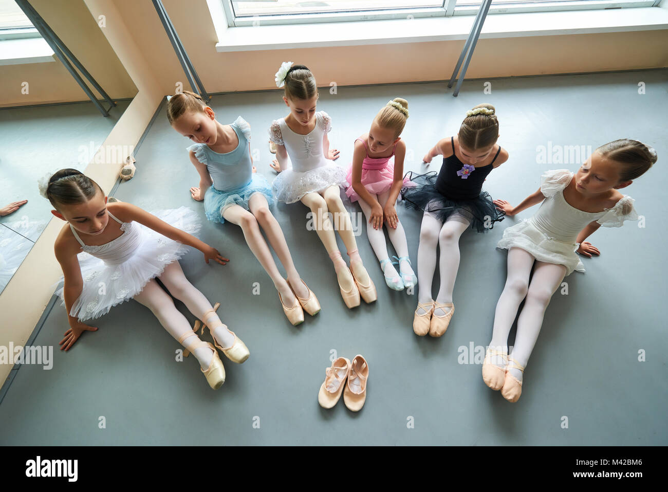 Group of ballerinas on pointe hi-res stock photography and images - Alamy