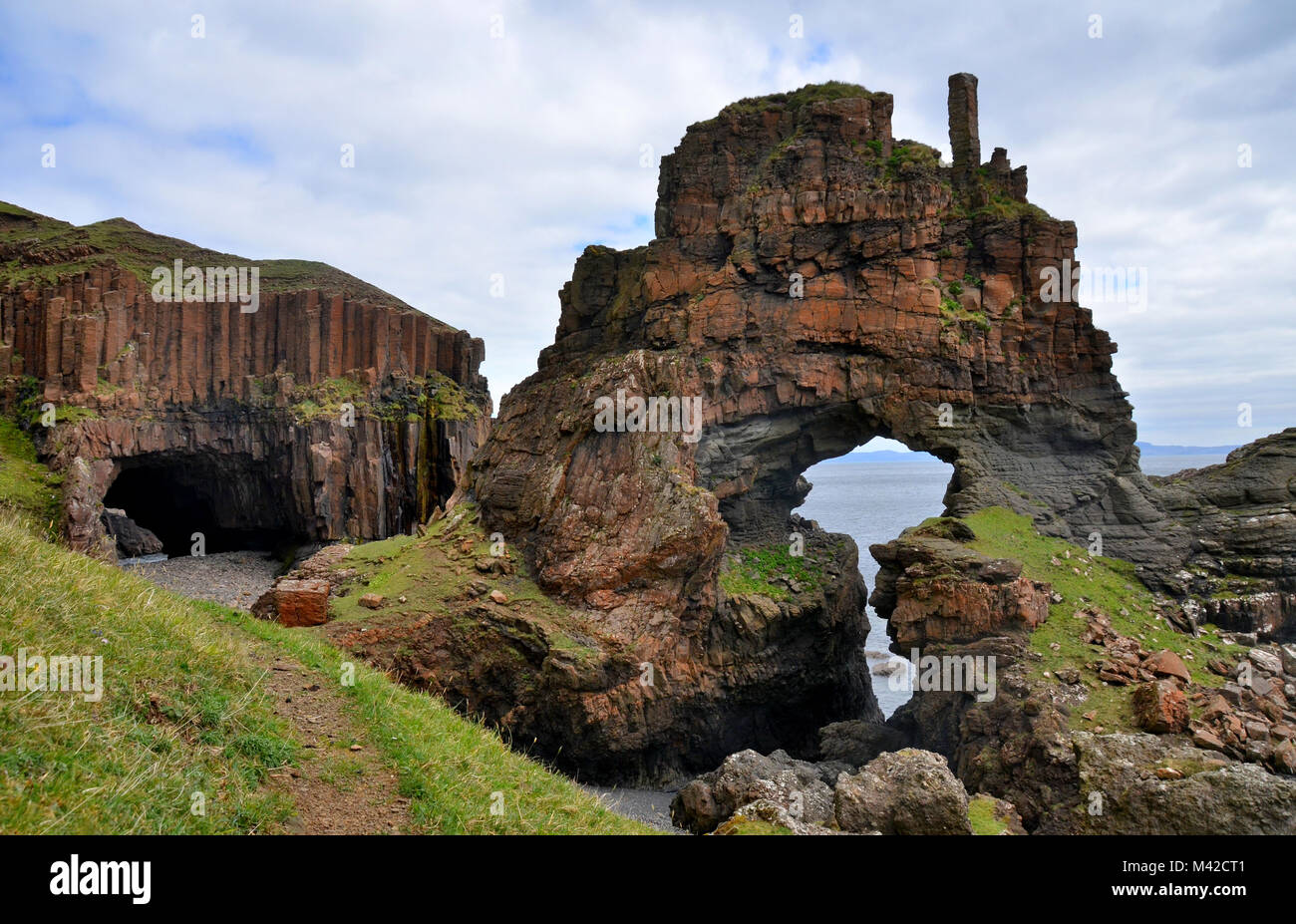 Rock formation of Carsaig Arches on the island of Mull Stock Photo - Alamy