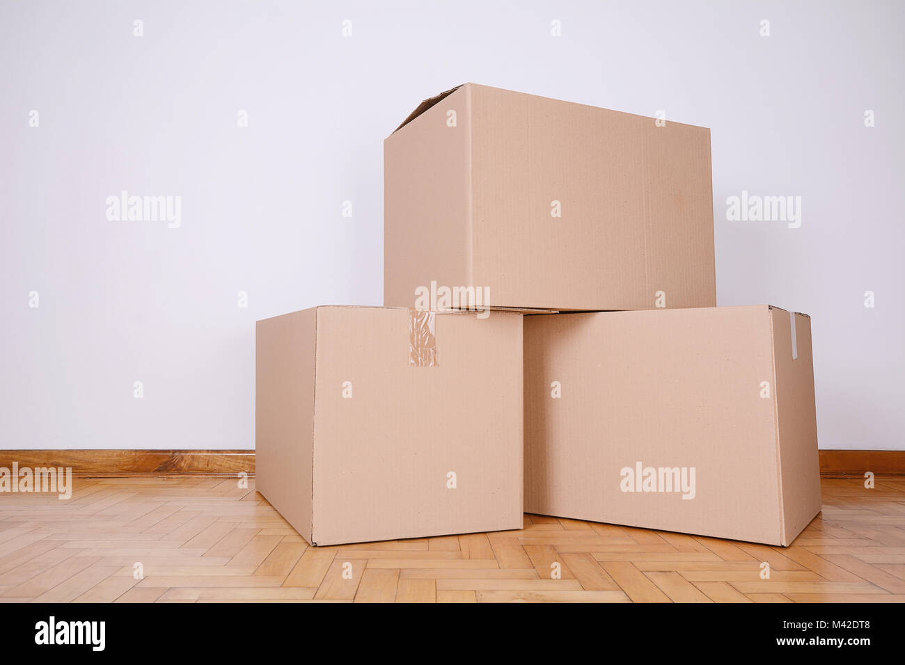 Unpacking boxes ship hi-res stock photography and images - Alamy
