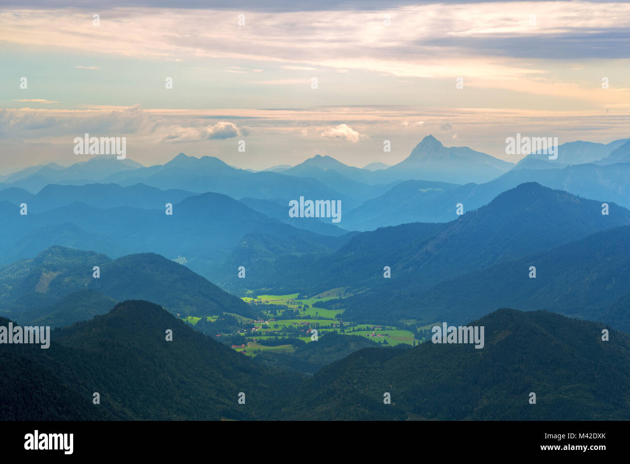 Green valley distant mountains hi-res stock photography and images - Alamy