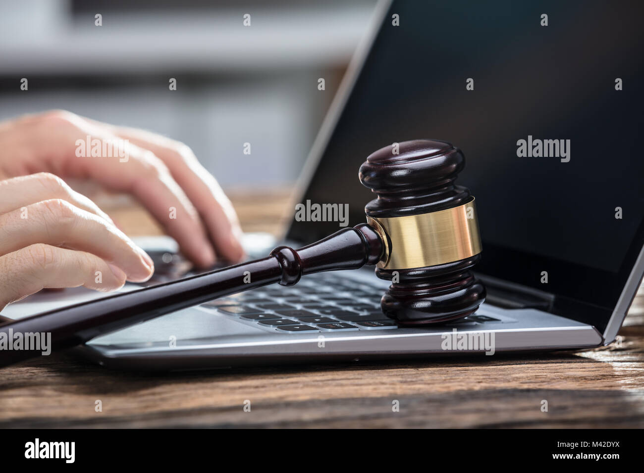 Gavel auction hand hi-res stock photography and images - Alamy