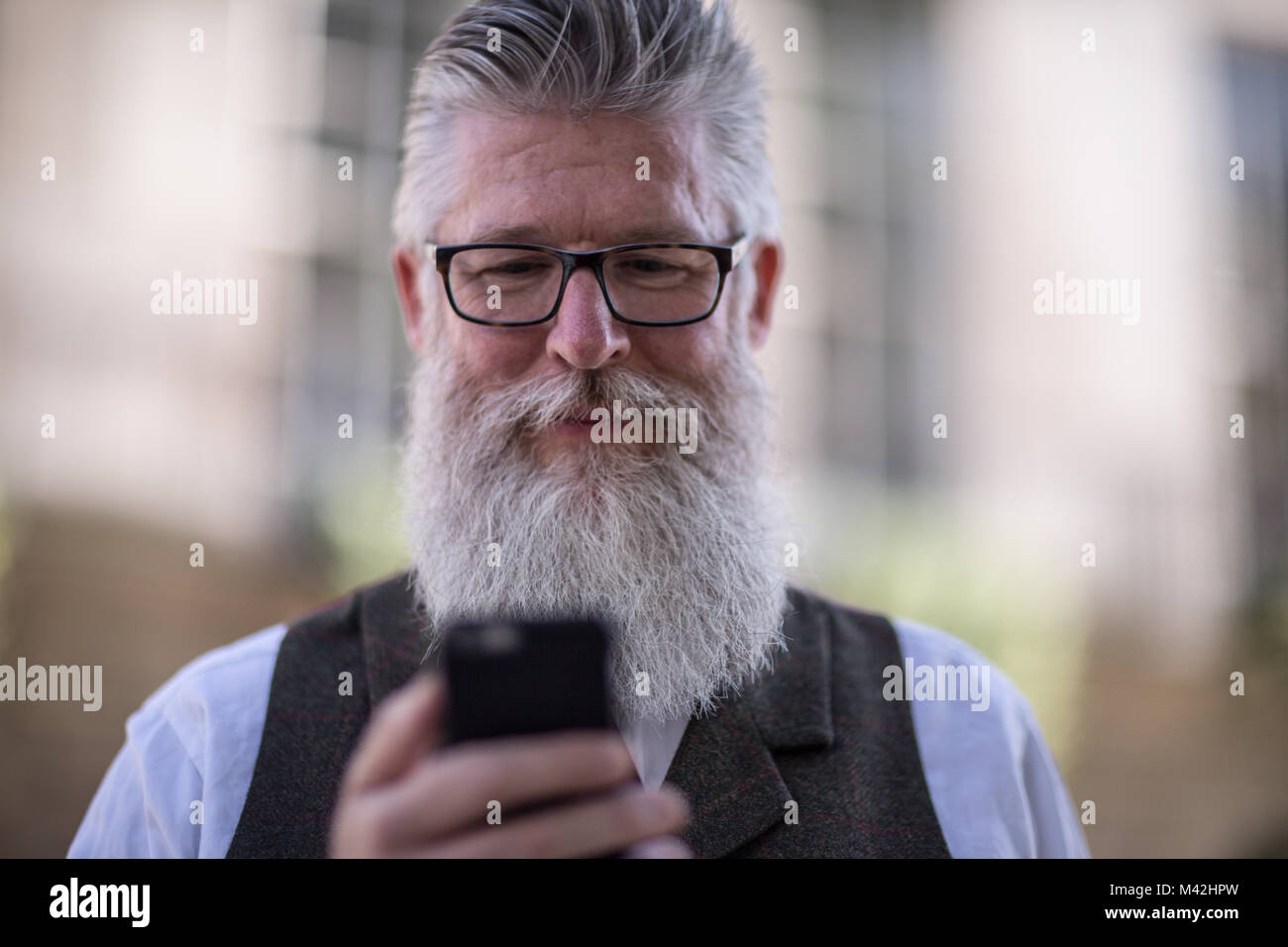 Senior using smartphone Stock Photo - Alamy