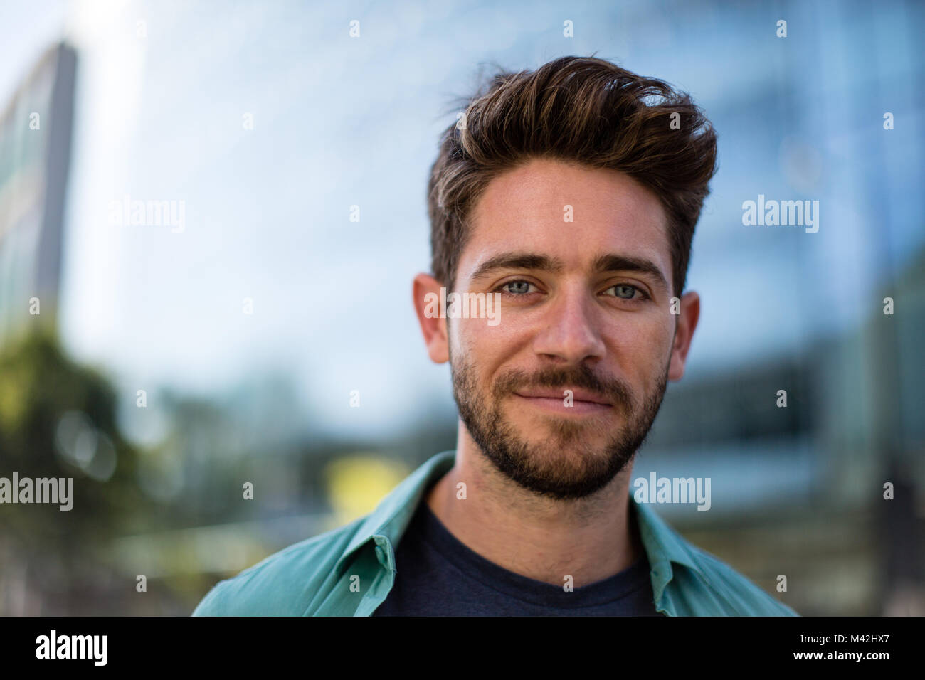 Modern city background hi-res stock photography and images - Alamy