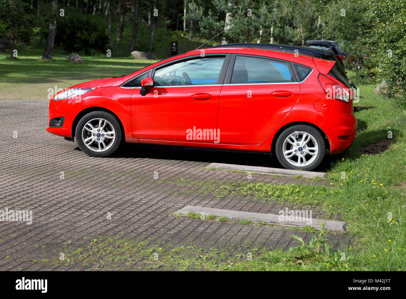 Protective rubber mesh matting in a car park Stock Photo - Alamy