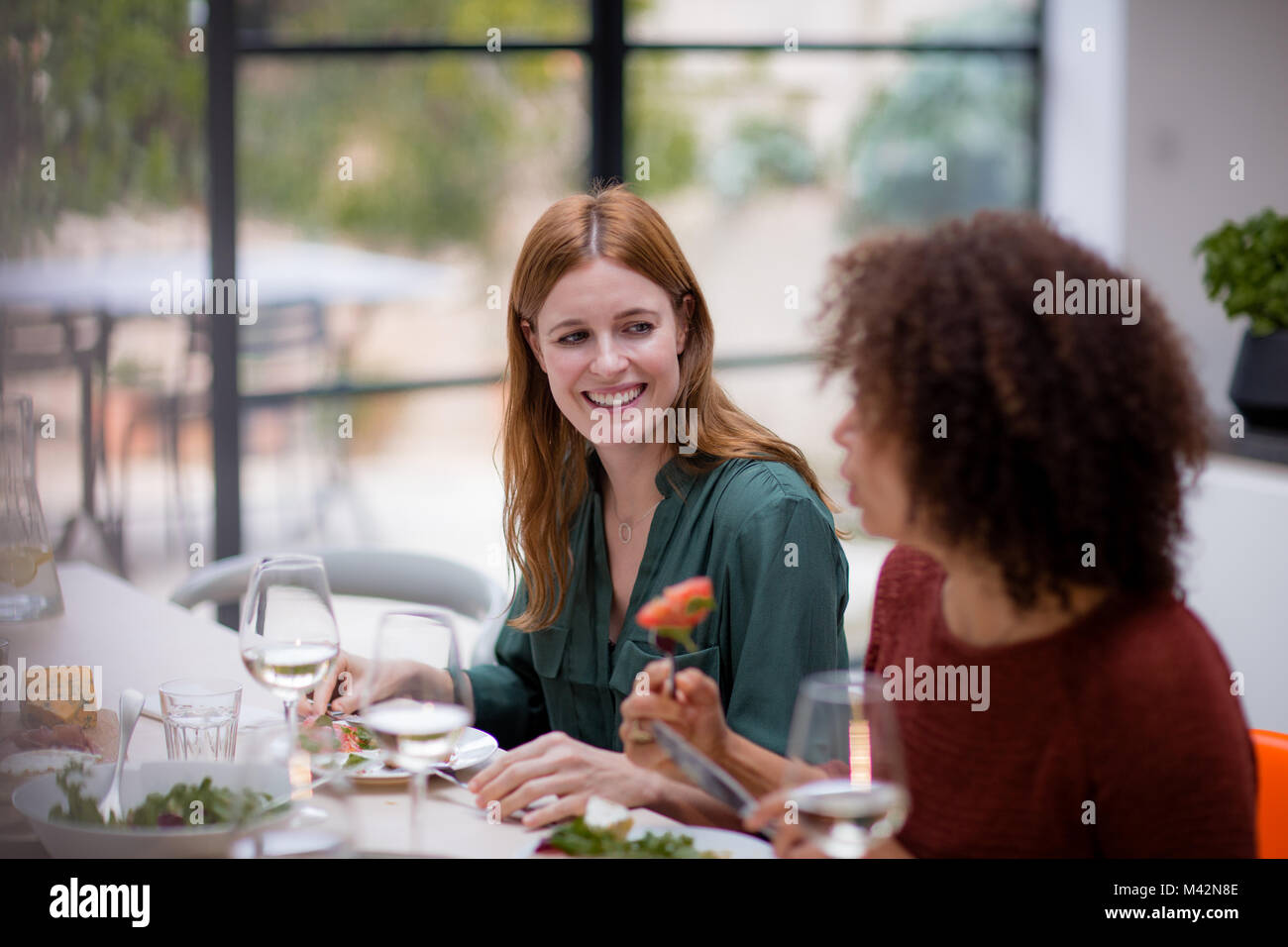 Friends sharing meal hi-res stock photography and images - Alamy