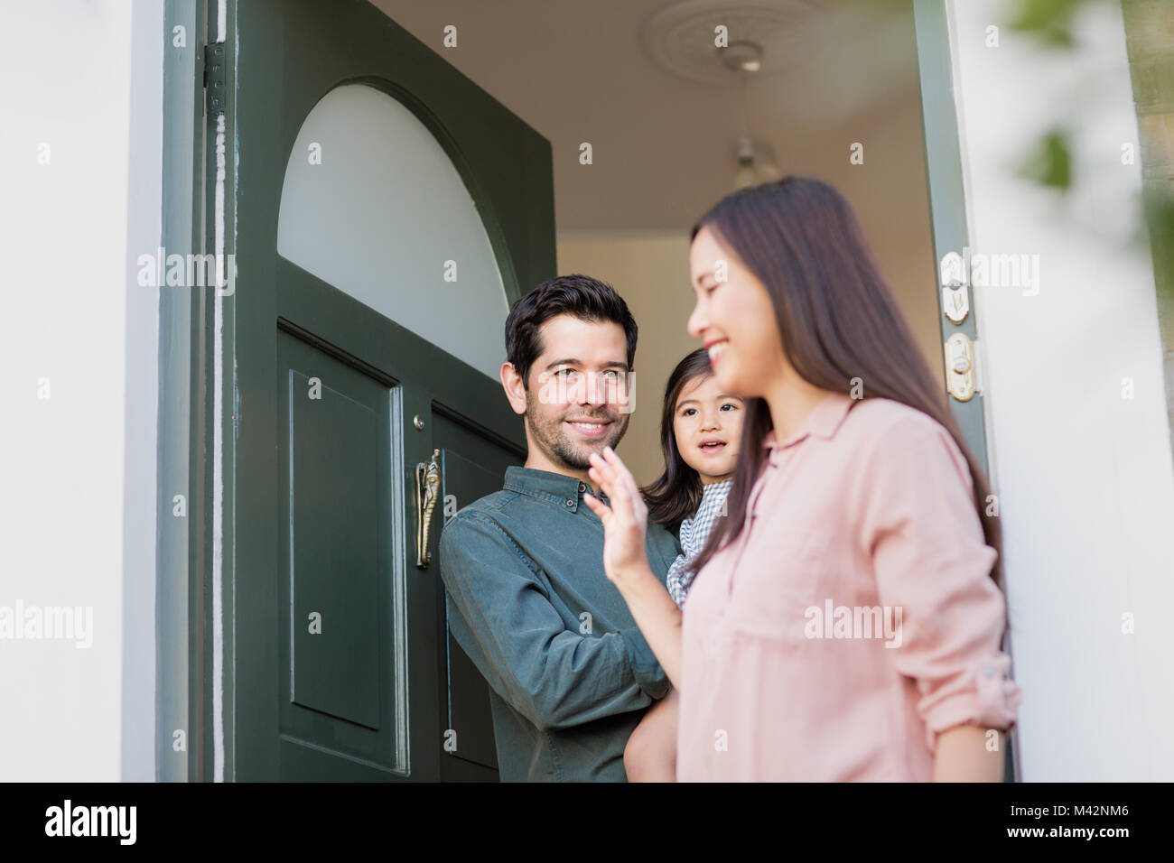 Family waving goodbye hi-res stock photography and images - Alamy