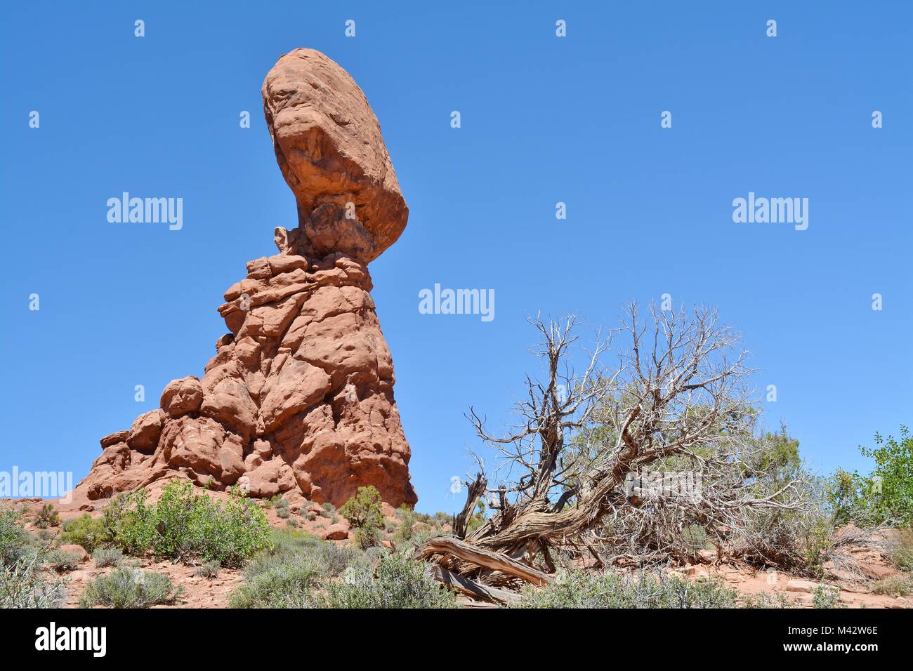 Balanced rock desert hi-res stock photography and images - Alamy