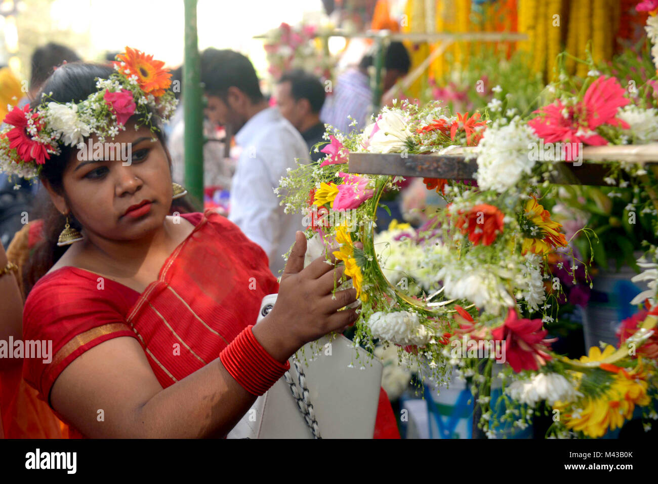 (180214) -- DHAKA, Feb. 14, 2018 (Xinhua) -- Bangladeshi young women ...