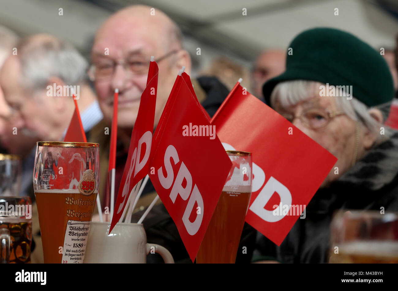 Vilshofen, Germany. 14th Feb, 2018. Elderly SPD members waiting behind ...