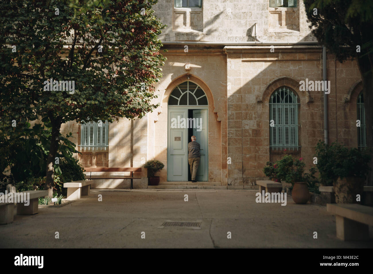 Entering building hi-res stock photography and images - Alamy