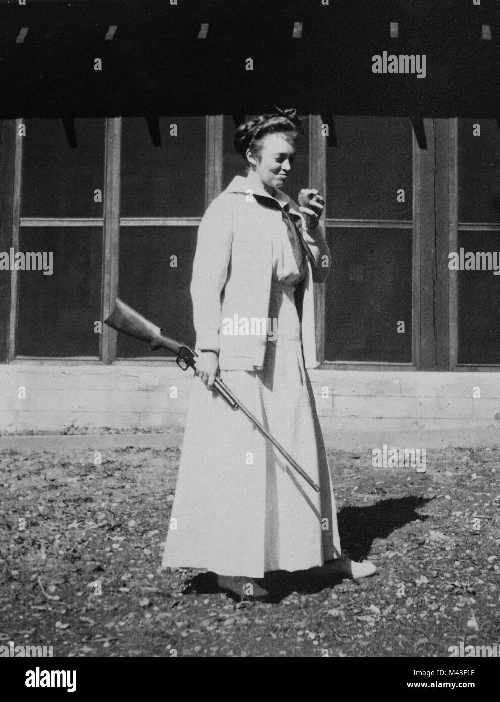 Woman with gun vintage hi-res stock photography and images - Alamy