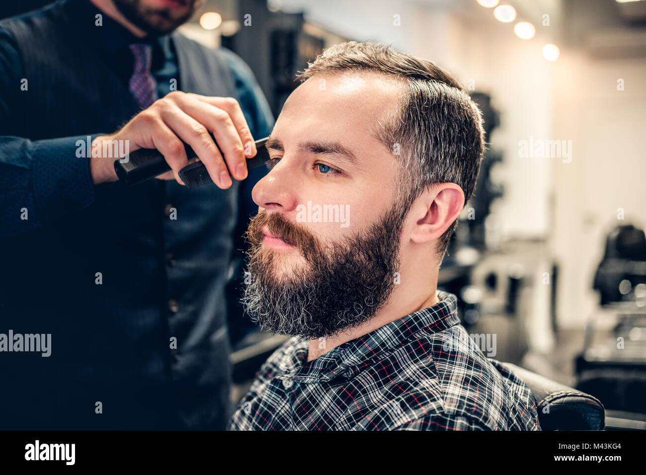 Barber doing haircut razor in hi-res stock photography and images - Alamy